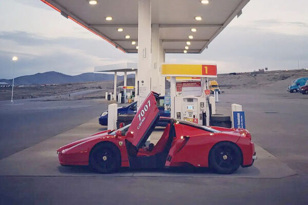 Ferrari Enzo com uma das histórias mais originais de sempre e mais de ...