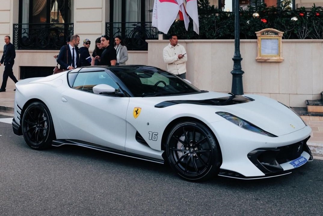 Charles Leclerc já recebeu o seu Ferrari 812 Competizione Aperta | Automais